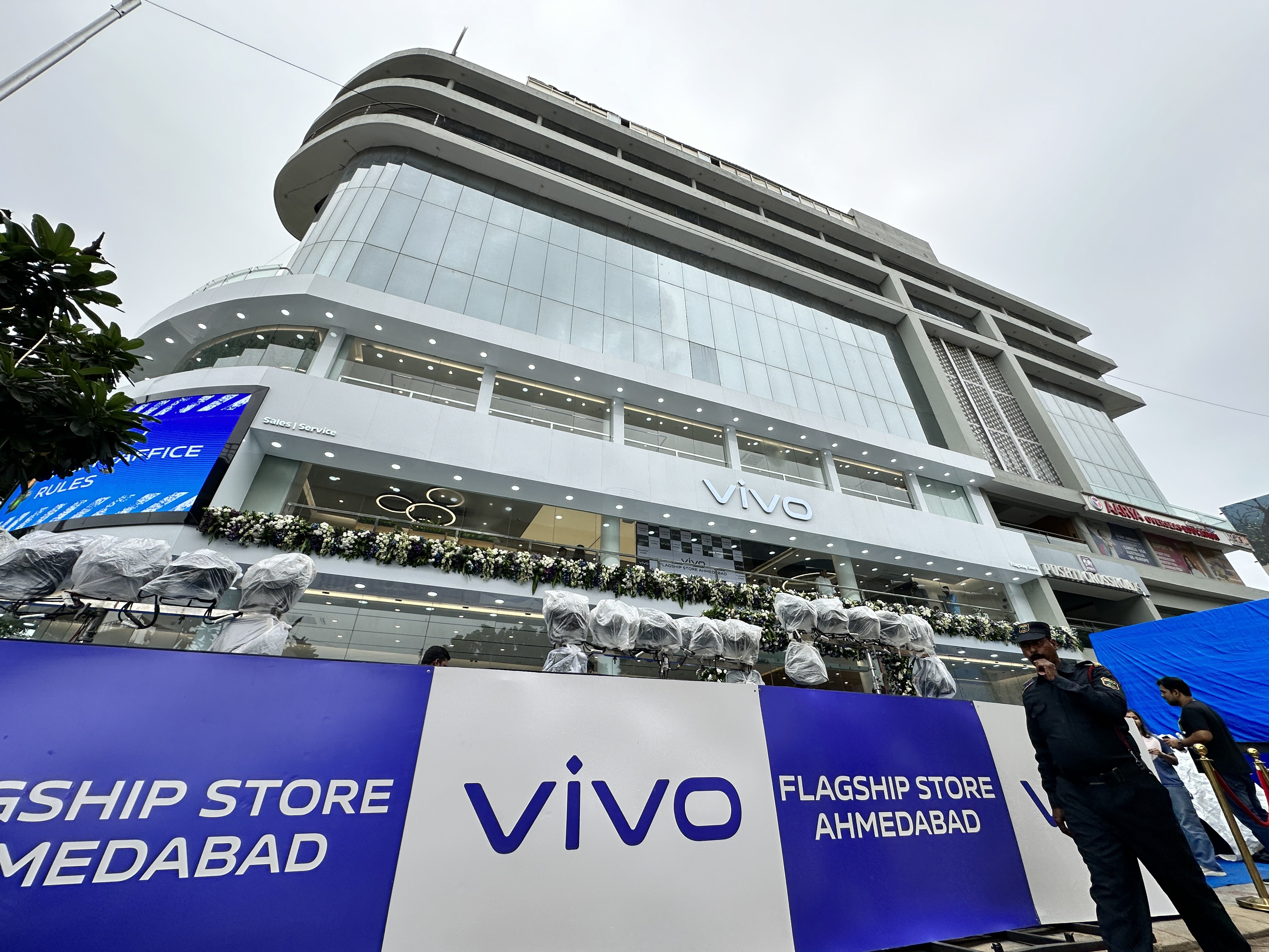 Biggest iQOO Store In India 🇮🇳