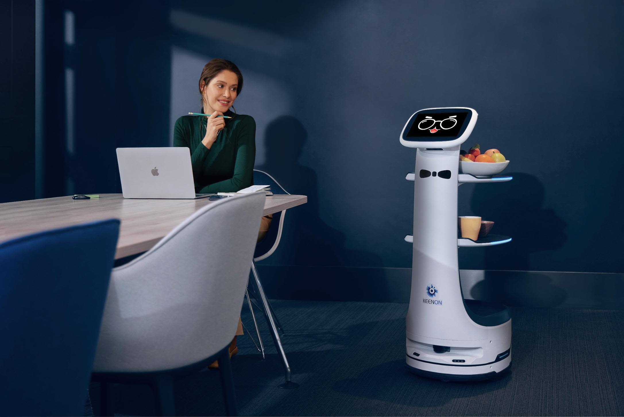 China's Hotel Robots – The Future of Room Service Is Already Here 🤖