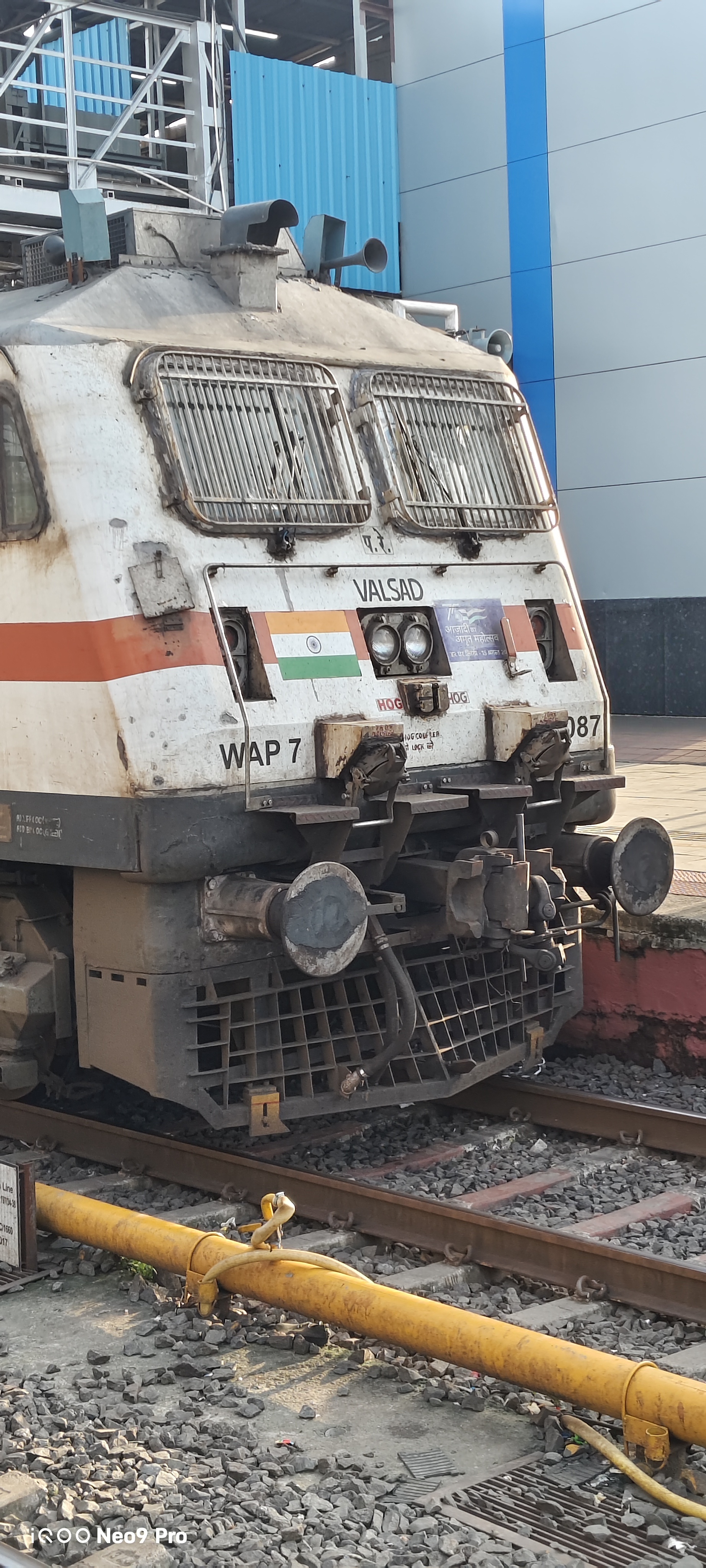 📸 : Spotted the Mighty WAP-7 with iQOO Neo9 Pro 😍🚆