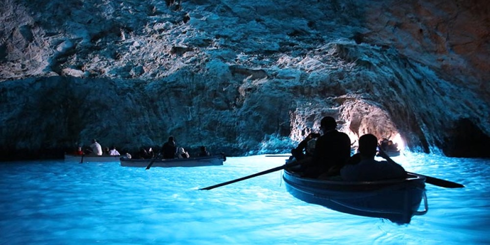 💙 Dive into the Magic: The Enchanting Blue Grotto of Capri, Italy 🇮🇹