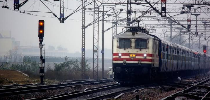 🧵 The “King of Indian Railways” – Rajdhani Express
