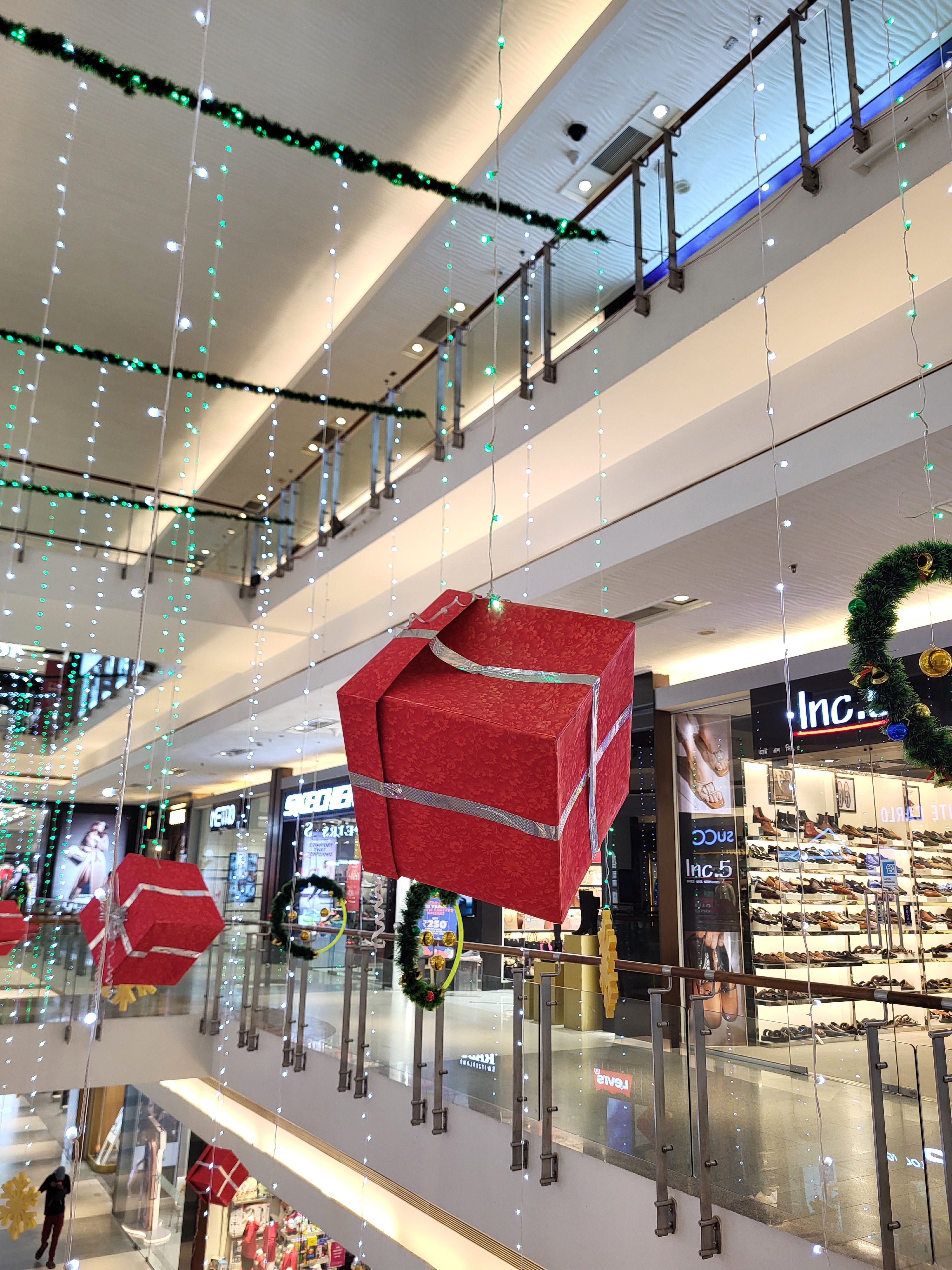 Capturing the Magic of Christmas: A Visual Journey Through the Mall 🎄